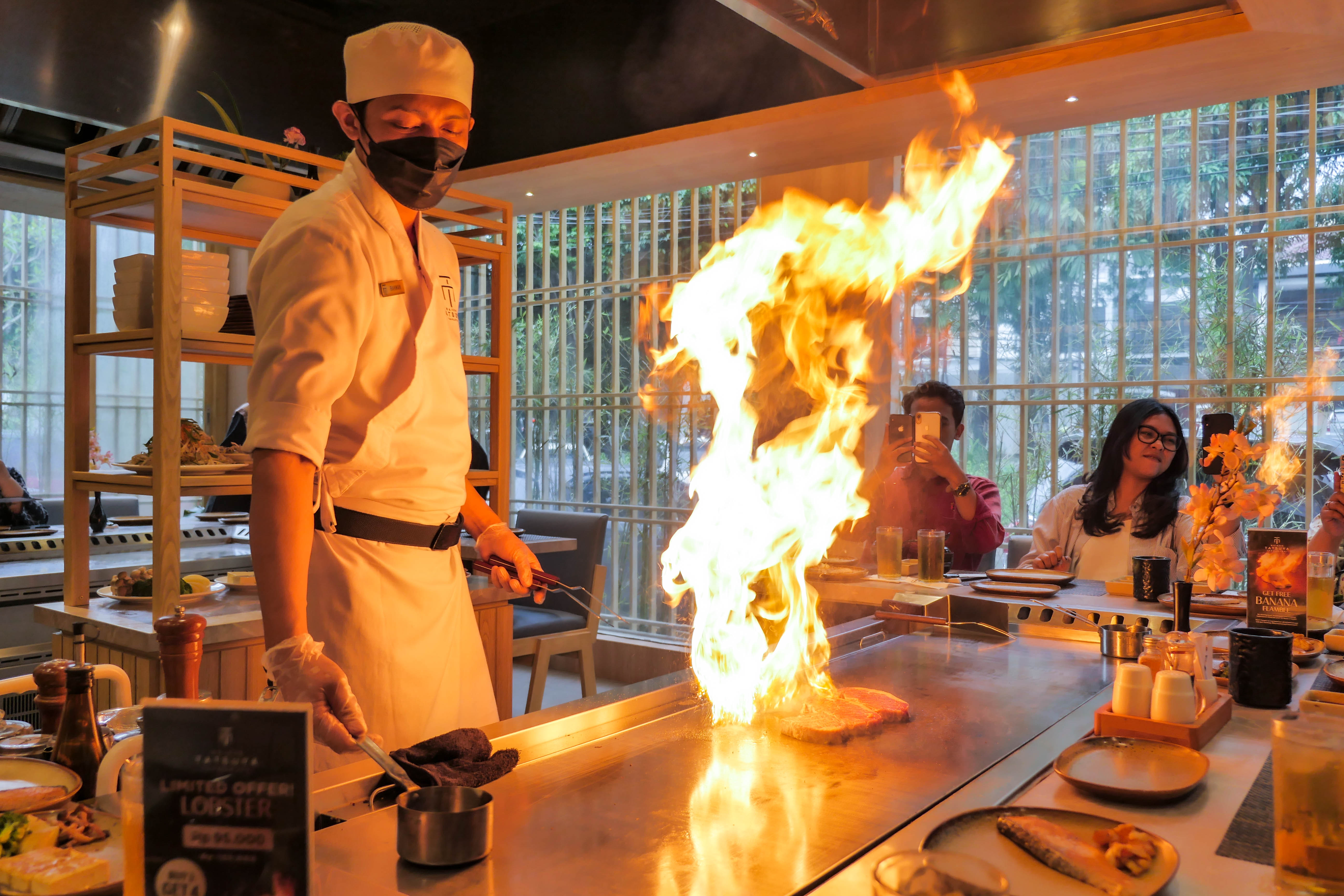 LIVE TEPPANYAKI ALA JEPUN DI MAISON TATSUYA PAKUBUWONO – Tworubber